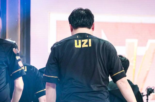 【LPL转会】RNG官宣重大消息 Uzi穿RNG队服代言哈啤|哈啤|队服|退役_新浪新闻