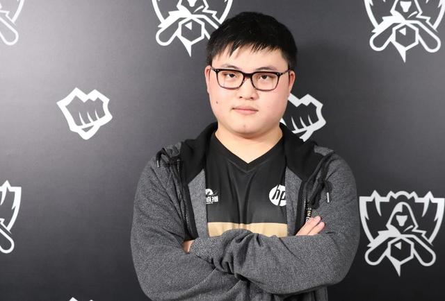 【LPL转会】RNG官宣重大消息 Uzi穿RNG队服代言哈啤|哈啤|队服|退役_新浪新闻