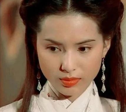 53岁李若彤晒马甲线，七版小龙女造型回顾：李若彤经典刘亦菲冷艳