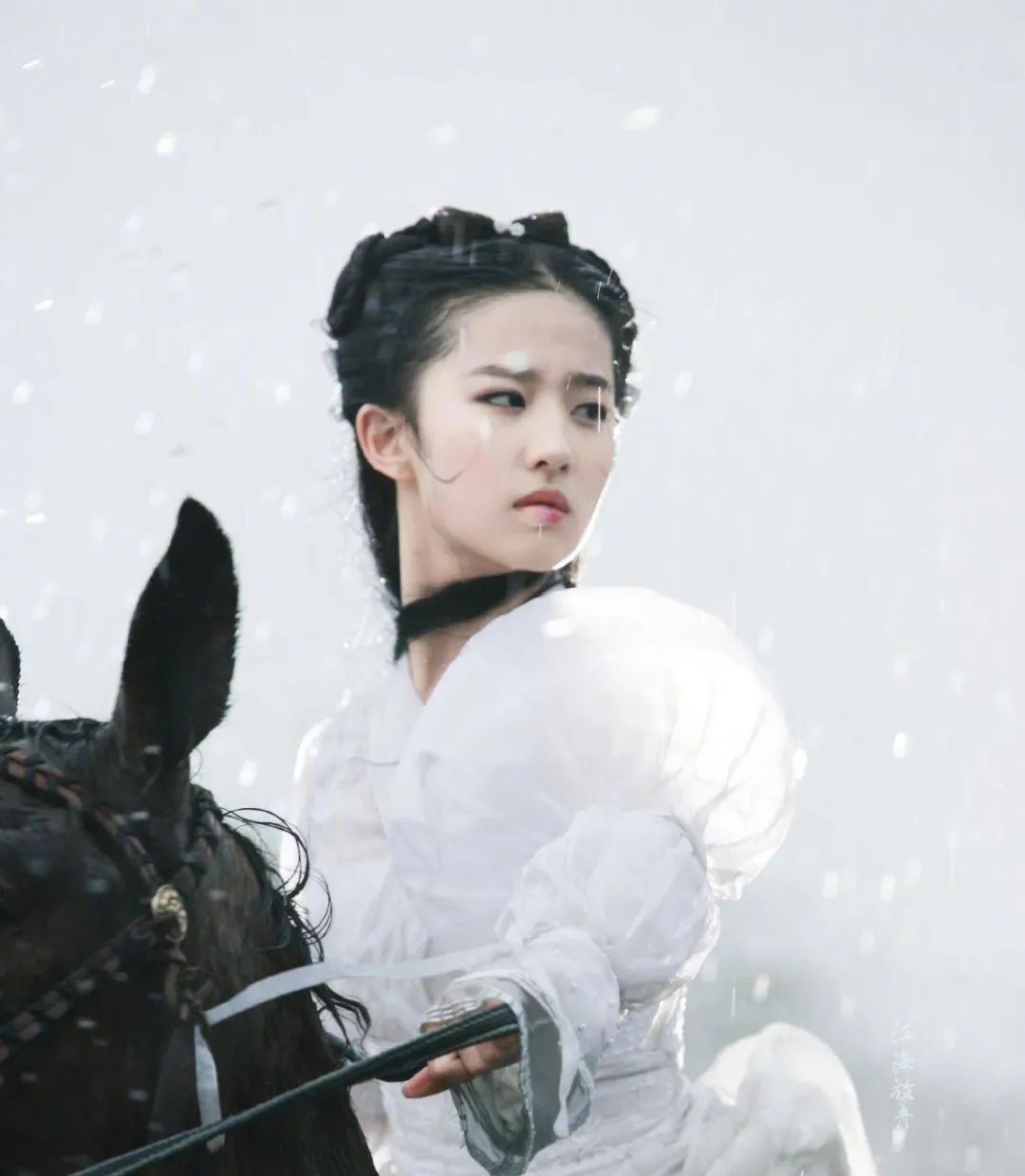 53岁李若彤晒马甲线，七版小龙女造型回顾：李若彤经典刘亦菲冷艳