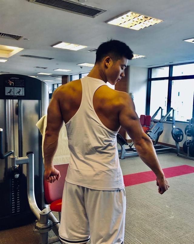 有颜值、有身材还阳光，这位网红肌肉男|身材|帅哥|模特_新浪新闻