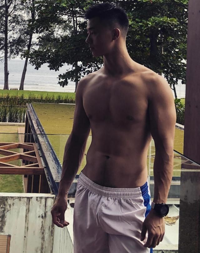 有颜值、有身材还阳光，这位网红肌肉男|身材|帅哥|模特_新浪新闻