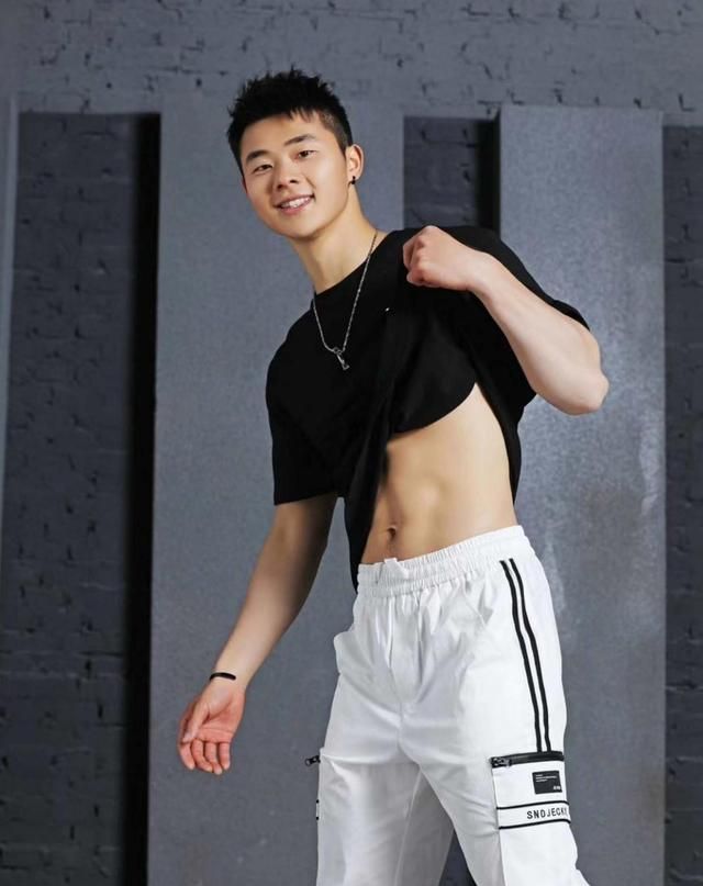 有颜值、有身材还阳光，这位网红肌肉男|身材|帅哥|模特_新浪新闻