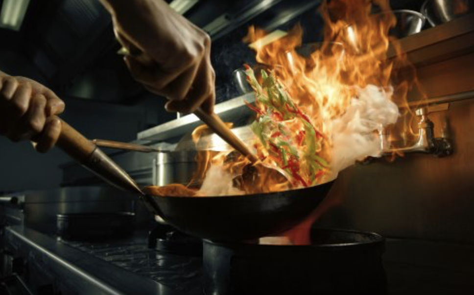 外国人又开始纠结了：为什么中国人使用炒锅代替平底锅？