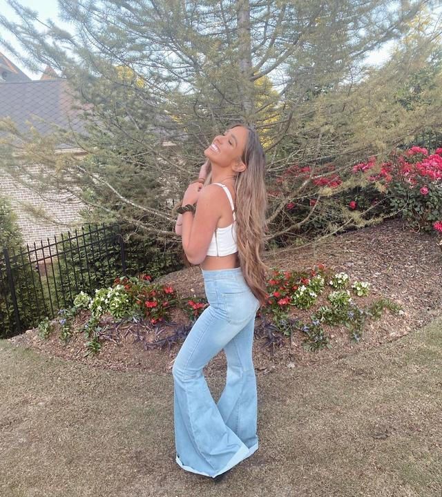 阿丽亚娜（ariana）分享了她最新的时尚的穿搭|阿丽亚娜|时尚|牛仔_新浪新闻