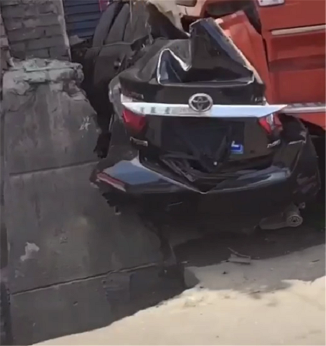 13万卡罗拉被货车撞扁，看到ABC柱那一刻，就知其质量-新浪汽车