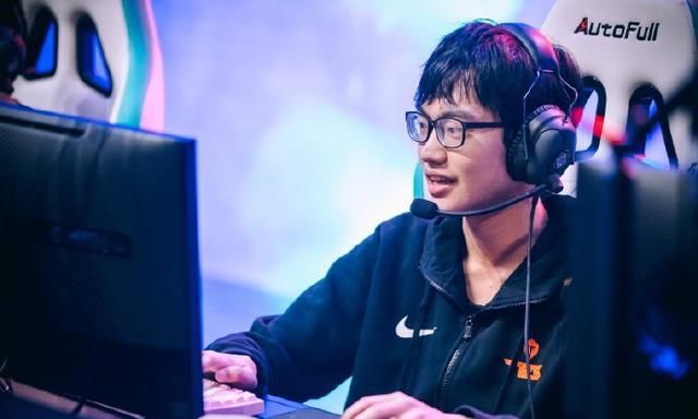 LOL记者称赞“左手”Knight：他是真正的新一代选手中的天才