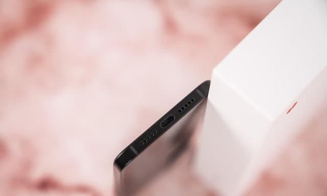 被冷落的小众旗舰！855Plus+高颜值，跌至2299元能不能买？__财经头条