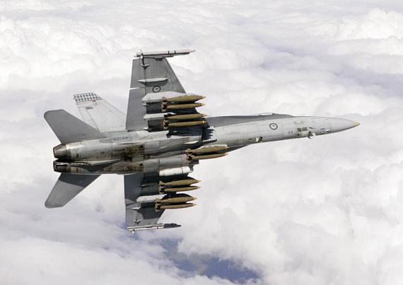 F-18战机作出重大改进，一次能带14枚空空导弹，数量高于歼-15|战机|空空导弹|导弹_新浪新闻