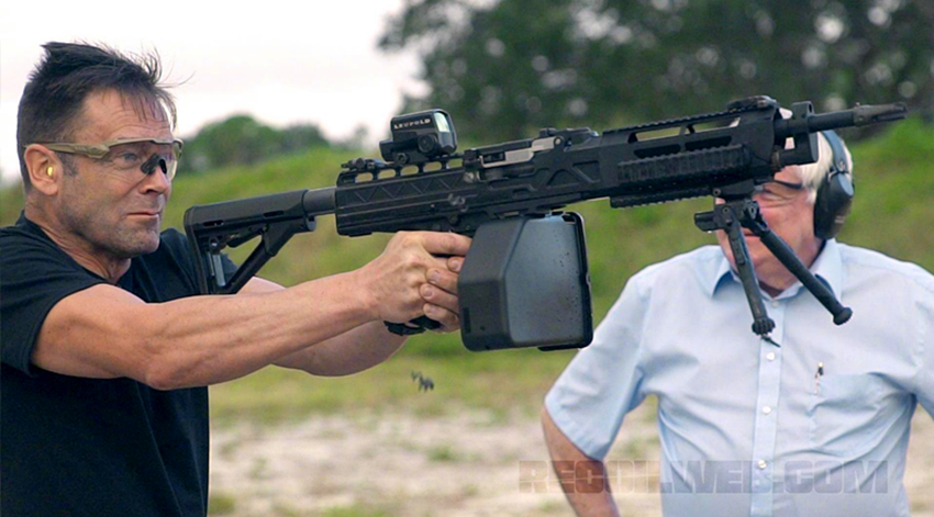 军事丨斯通纳KAC系列轻机枪，从此单手射击不再是梦|轻机枪|奈特|射击_新浪新闻