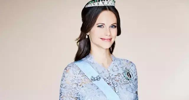 拍裸照、与色情女王热吻，从问题少女逆袭成最美王妃，她走了11年|裸照|索菲亚_新浪新闻