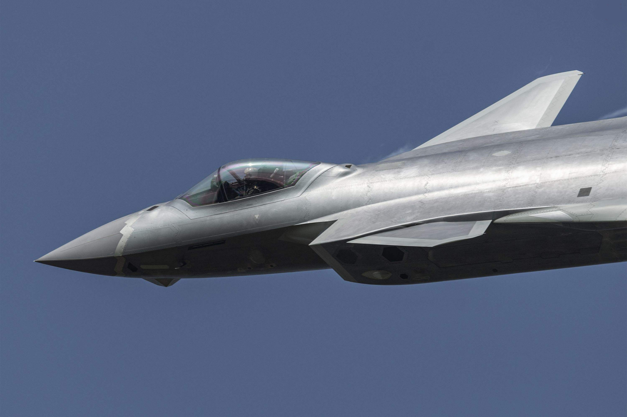 F-22航电系统比歼-20还要弱？难怪它无法加装EOTS/EODAS系统