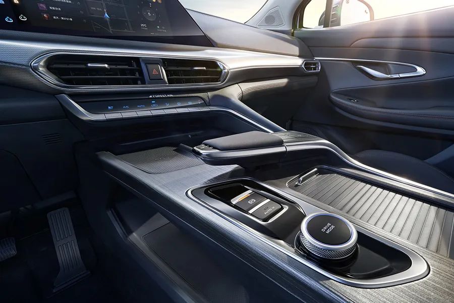 11.39万起，搭载蓝鲸NE1.5T动力，造型科幻的长安UNI-T怎么选-手机新浪汽车