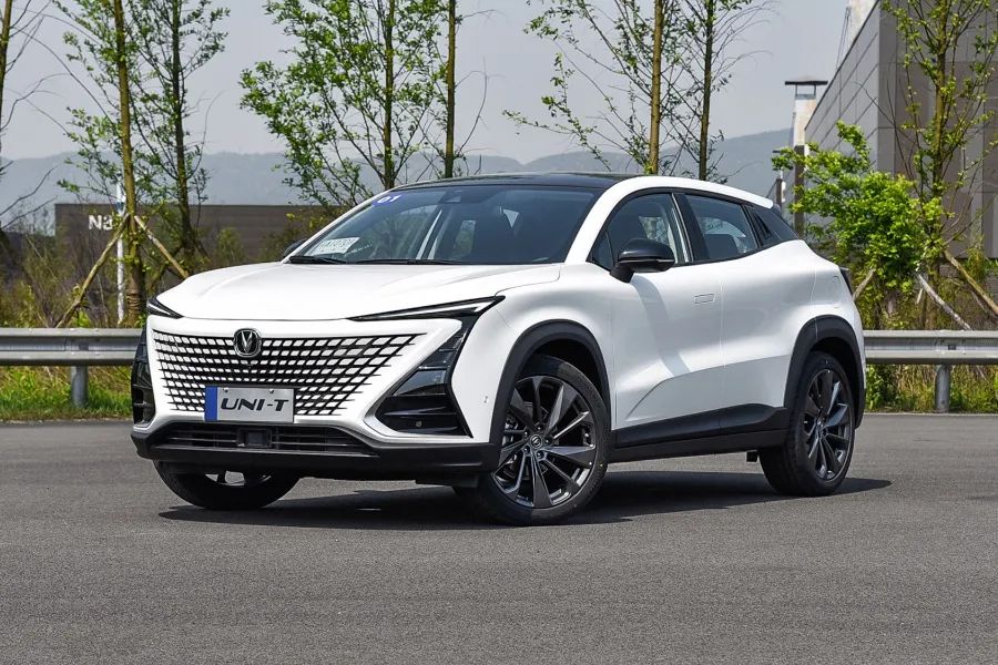 11.39万起，搭载蓝鲸NE1.5T动力，造型科幻的长安UNI-T怎么选-手机新浪汽车