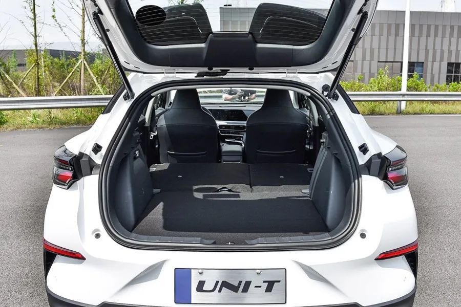 11.39万起，搭载蓝鲸NE1.5T动力，造型科幻的长安UNI-T怎么选-手机新浪汽车