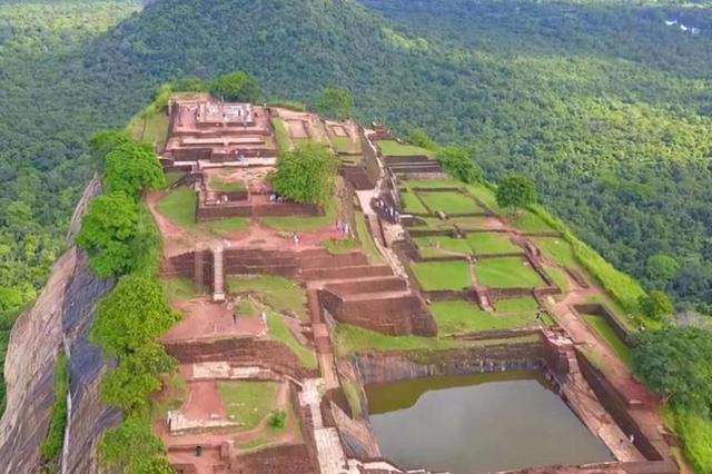 斯里兰卡巨石上的千年古城，距离地面200米高，称得上是世界奇迹