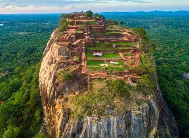 斯里兰卡巨石上的千年古城，距离地面200米高，称得上是世界奇迹|斯里兰卡|世界奇迹|宫殿_新浪新闻
