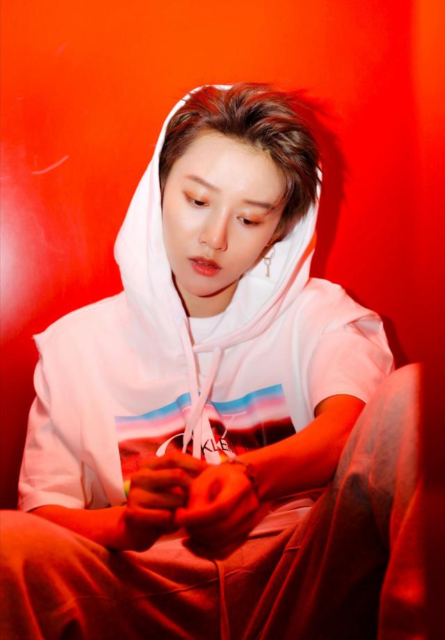 刘雨昕气场太强，酷飒西装帅气迷人，搭红色T恤真是时髦到炸裂