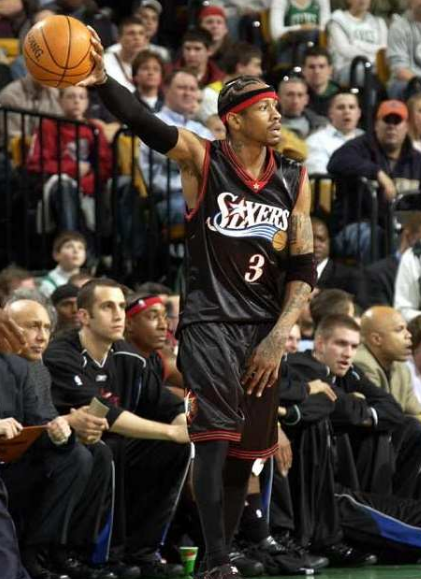 去你的篮球梦！NBA球星能把篮球“变小”，普通人谁可以？|篮球|单手|球星_新浪新闻