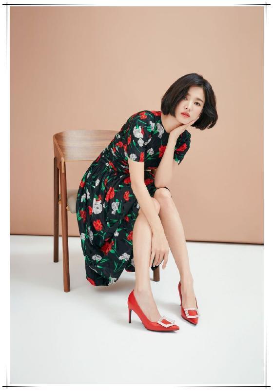 宋慧乔真是穿搭高手！西装配裙子都不丑，但脚上的运动鞋不敢苟同|宋慧乔|运动鞋|裙子_新浪新闻