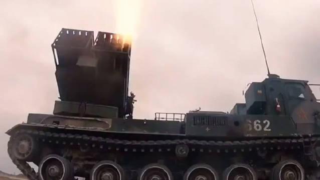 燃爆了！PHZ-11型履带式火箭炮在库尔勒实弹射击_新浪新闻