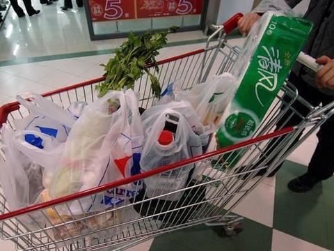原版英语阅读：一次性塑料吸管年底将禁 Undegradable plastic_新浪新闻