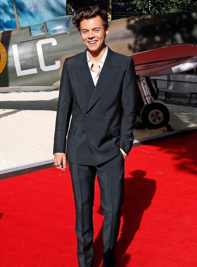 哈里·斯泰尔斯（Harry Styles），世界上穿着最考究的男人之一|巧克力工厂|斯泰尔斯|米歇尔_新浪新闻