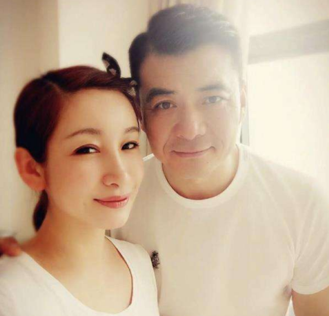 同样是当后妈，差距真大，她把继子视如己出而她却从不与继子互动