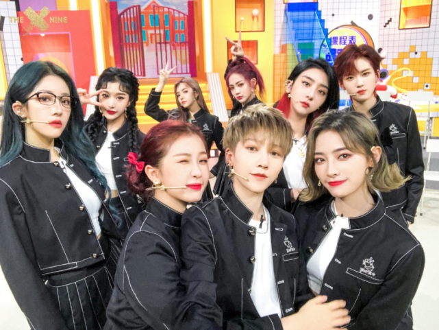 The9首张专辑海报发布，刘雨昕稳站“C位”，全员尝试暗黑画风？