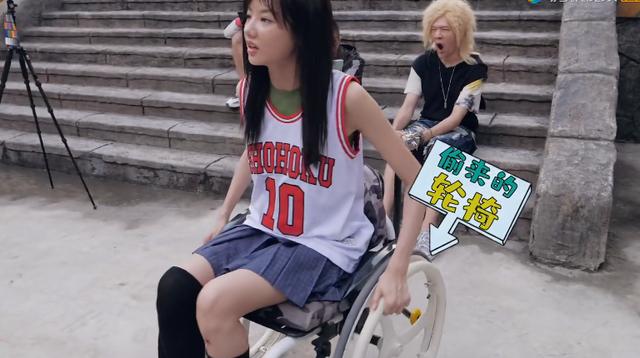 苏佳意变篮球少女，10号球衣致敬樱木花道，膝盖受伤抢吴磊轮椅坐