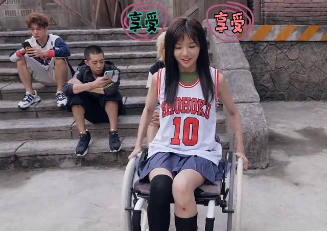 苏佳意变篮球少女，10号球衣致敬樱木花道，膝盖受伤抢吴磊轮椅坐|佳意|樱木|花道_新浪新闻