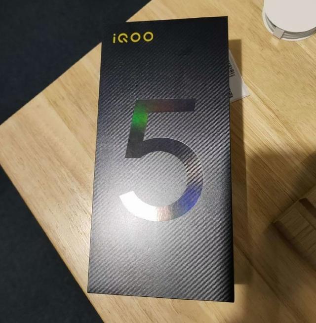 iQOO 5真机曝光：120Hz曲面屏+120W闪充，或有宝马定制版__财经头条