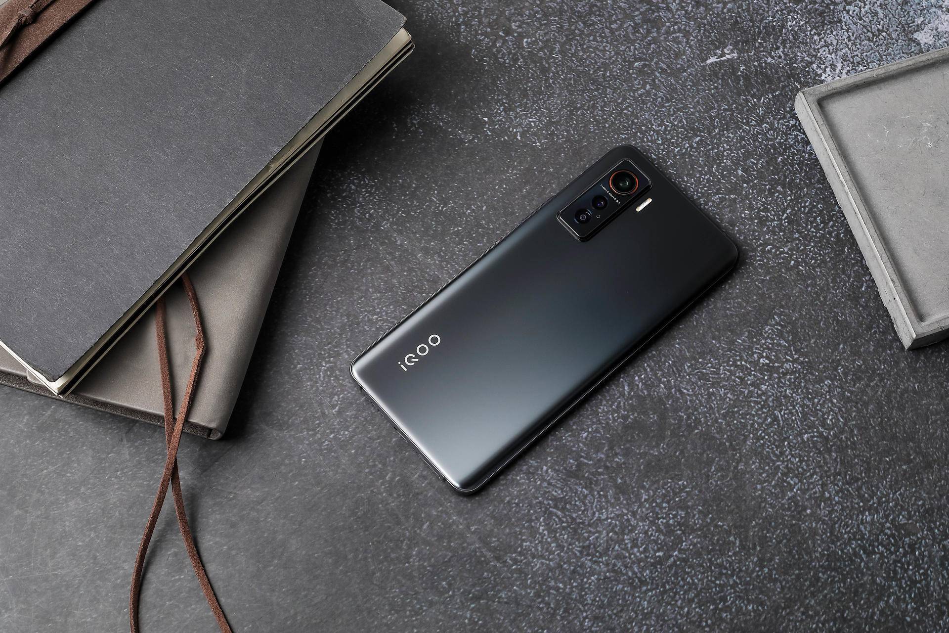 全能旗舰iQOO 5图赏：性能强悍，这就是你想要的款__财经头条