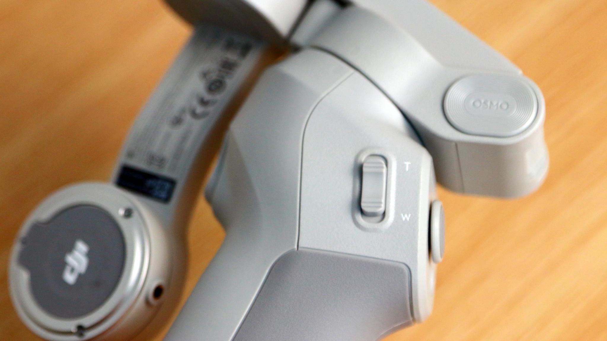 DJI OM 4手机云台实机上手：实用的磁吸式结构与智能跟拍__财经头条