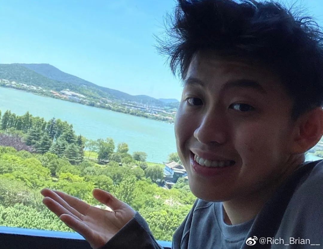 Rich Brian来中国和王嘉尔奔现，和女朋友网恋？| 七哥中国行独家专访