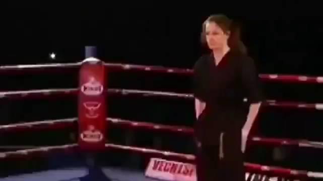 英国武术女Chloe Bruce擂台上展示潇洒武功。 控腿太牛了！_新浪新闻