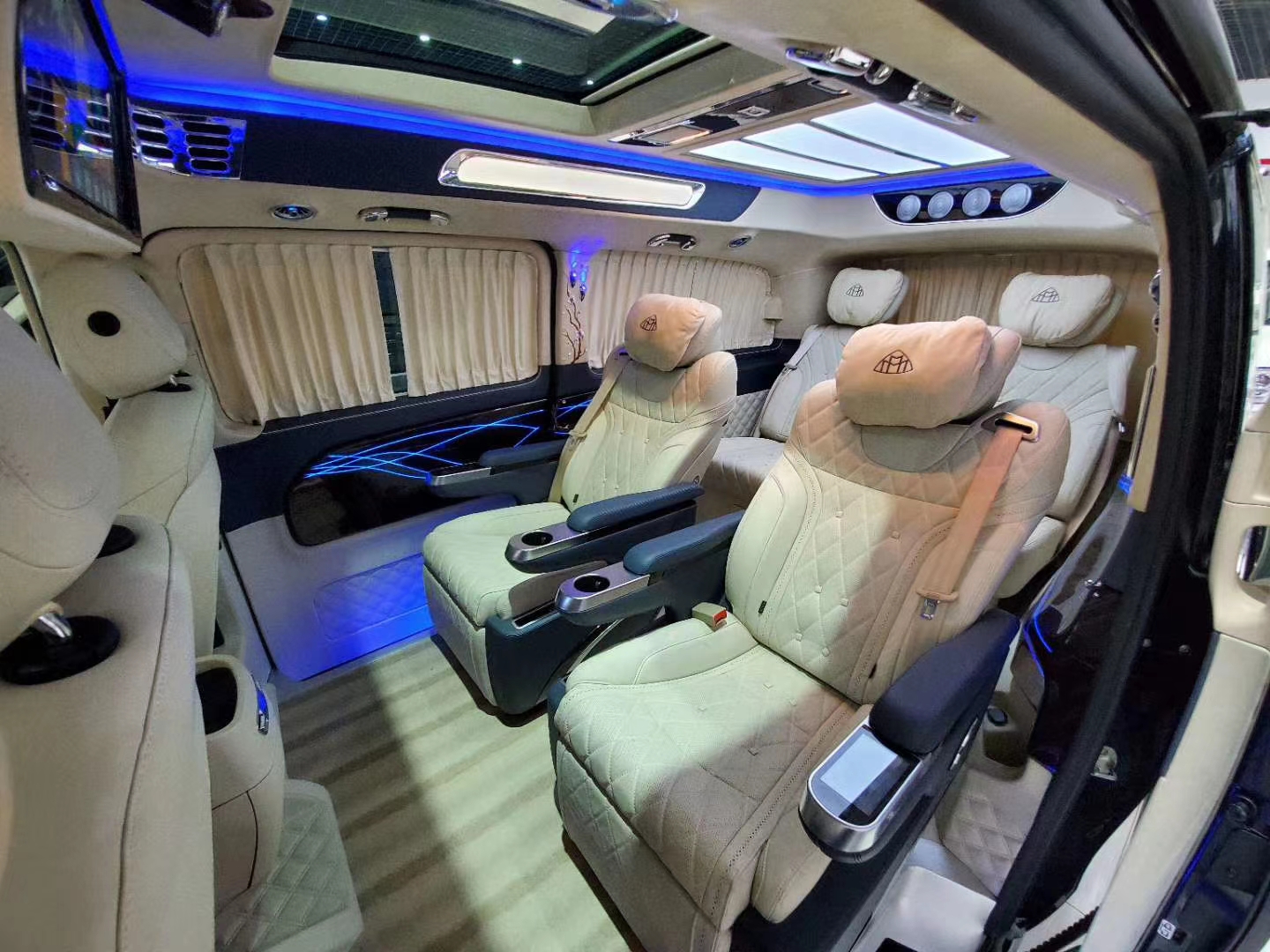 迈巴赫版奔驰MPV亮相，内饰豪华不输埃尔法，2.0T+9AT，真帅气-新浪汽车