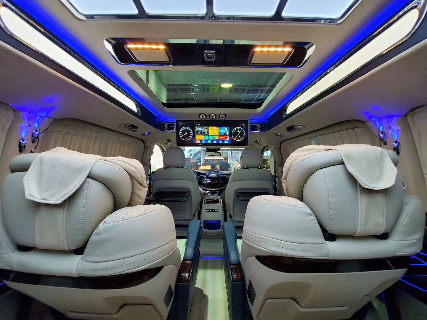 迈巴赫版奔驰MPV亮相，内饰豪华不输埃尔法，2.0T+9AT，真帅气-新浪汽车