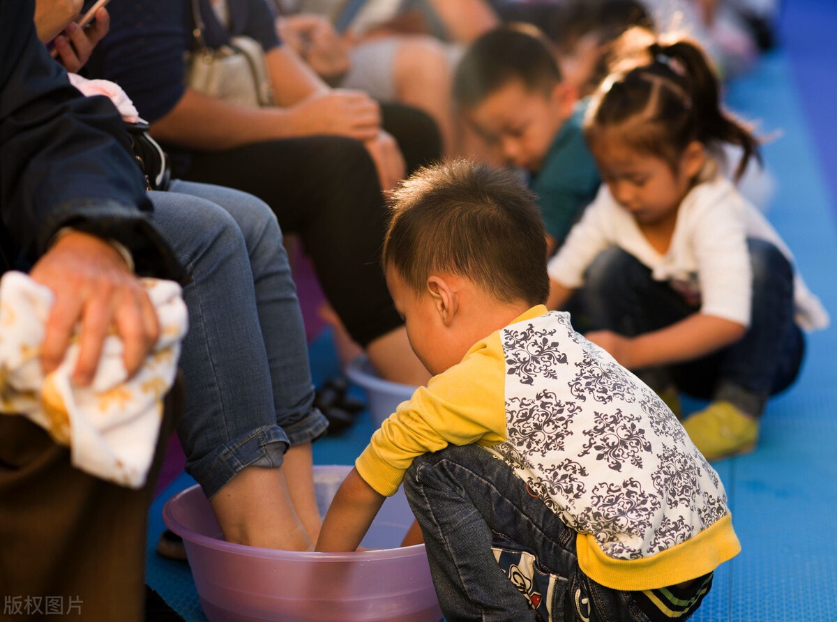 让孩子学会孝顺父母的4个方法，家长照着做，孩子越来越孝顺