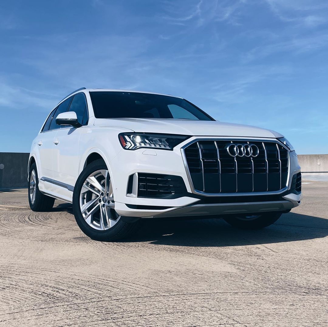 新款奥迪Q7实车 白色的车身造型非常硬朗