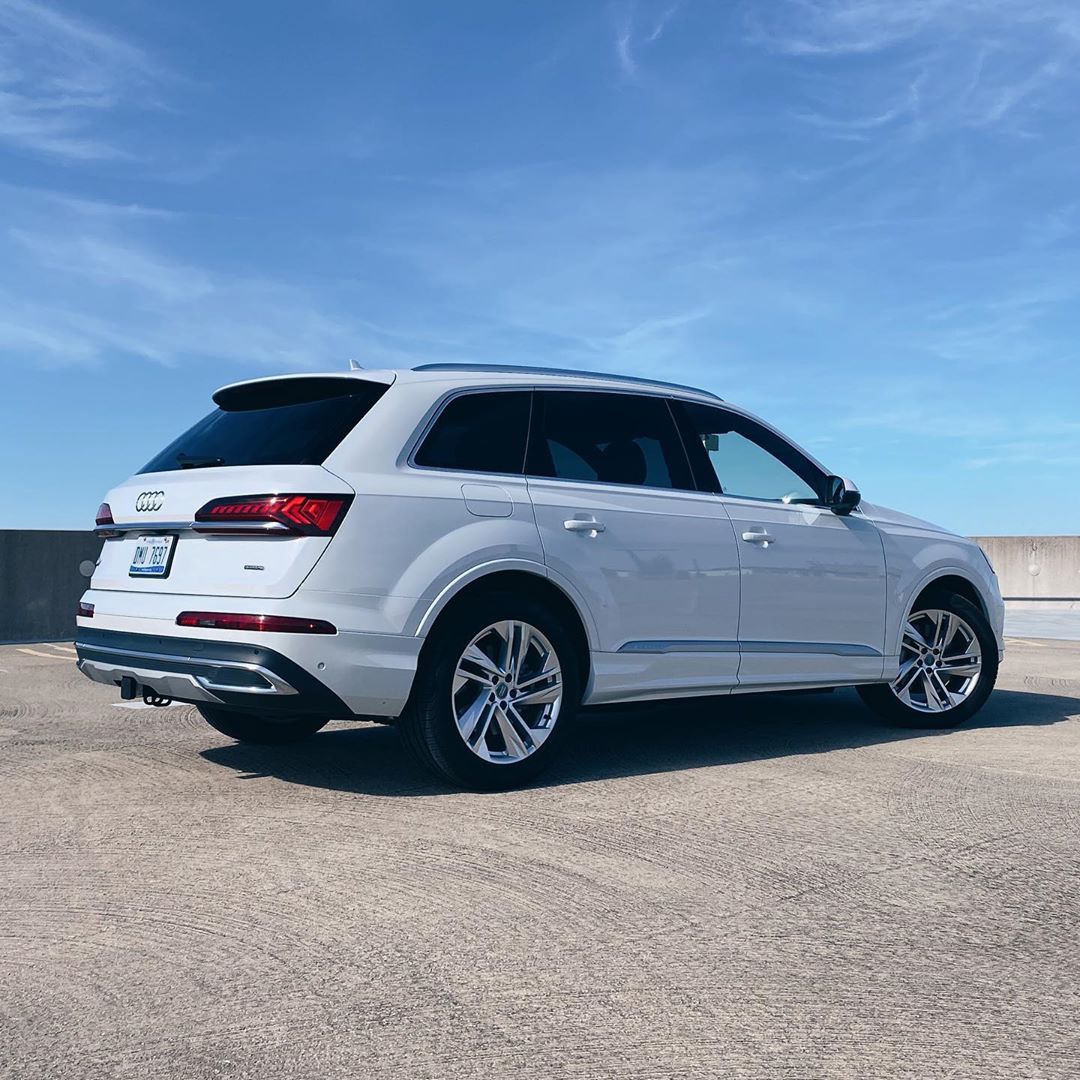 新款奥迪Q7实车 白色的车身造型非常硬朗
