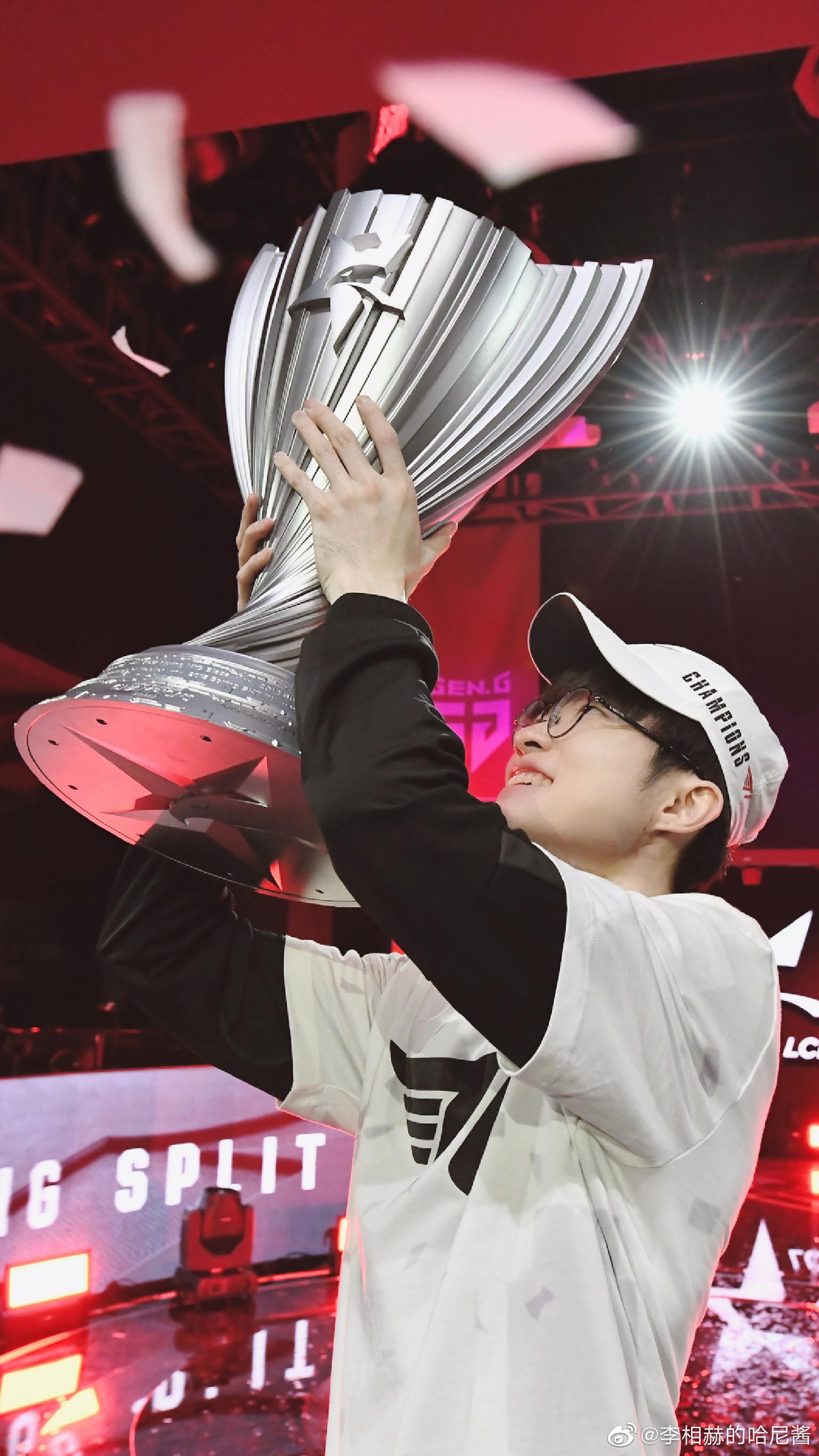 faker的职业生涯有三次没进世界赛：s4时他作为代表去还奖杯……|冒泡赛|faker_新浪新闻