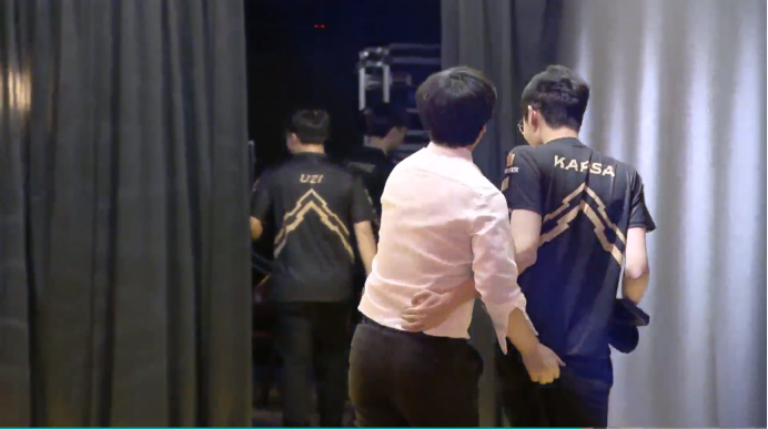 解说席上的LPL之王多多篇：一位游走在LOL的诗词机器|王多多|春季赛|常规赛_新浪新闻