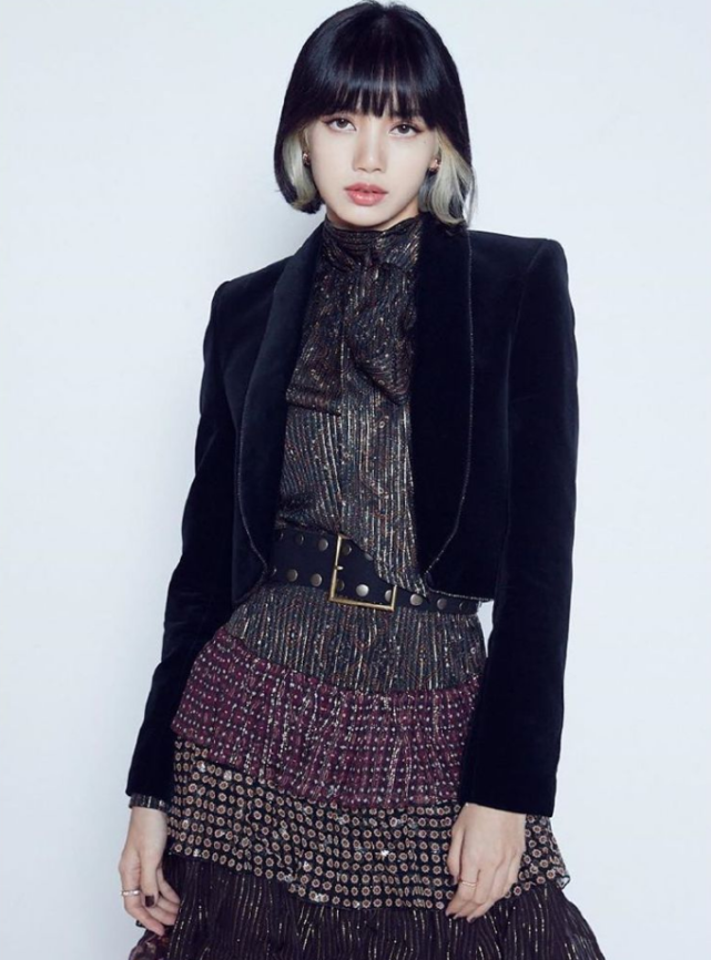 Lisa为秀身材放大招！故意在牛仔裤正面剪个口，看完谁顶得住