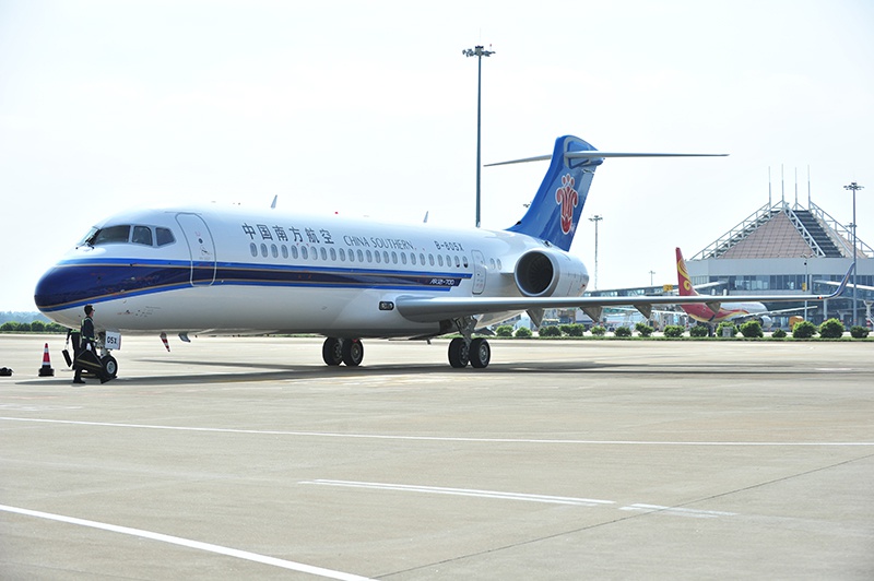 南航接收第二架ARJ21，考虑先期部署在广州总部运营|ARJ21飞机|广州_新浪科技_新浪网
