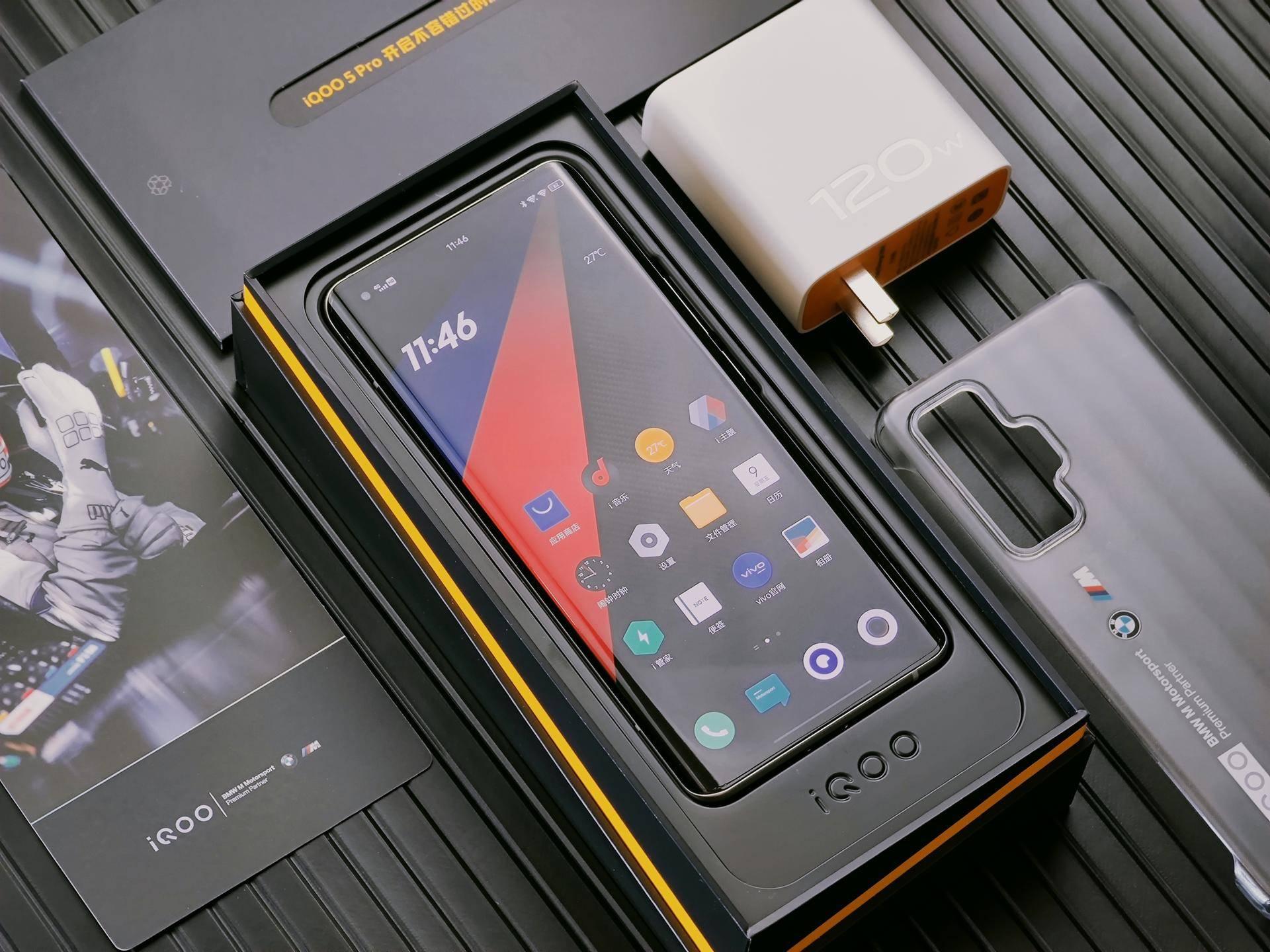 iQOO 5 Pro传奇版图赏：白色素皮机身让工业设计之美更具体__财经头条