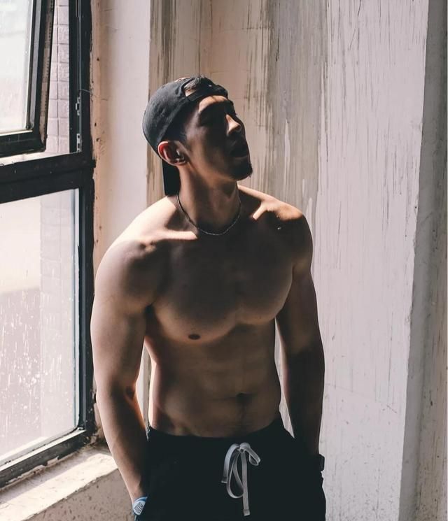 拥有完美身材的成熟健身男,浑身散发着男性荷尔蒙的肌肉运动男!