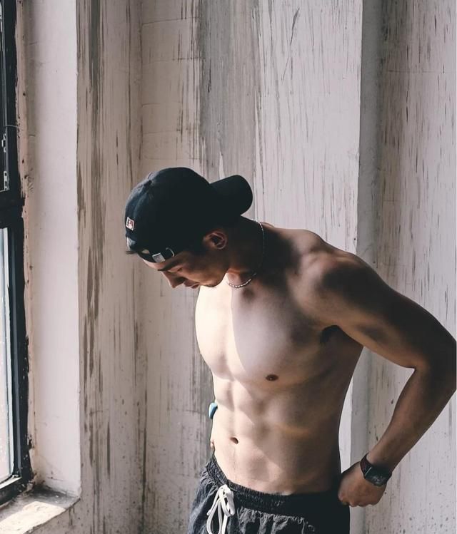 拥有完美身材的成熟健身男,浑身散发着男性荷尔蒙的肌肉运动男!