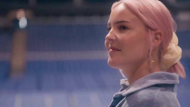 安姐Anne-Marie宣布个人纪录片《How To Be Anne-Marie》_新浪新闻