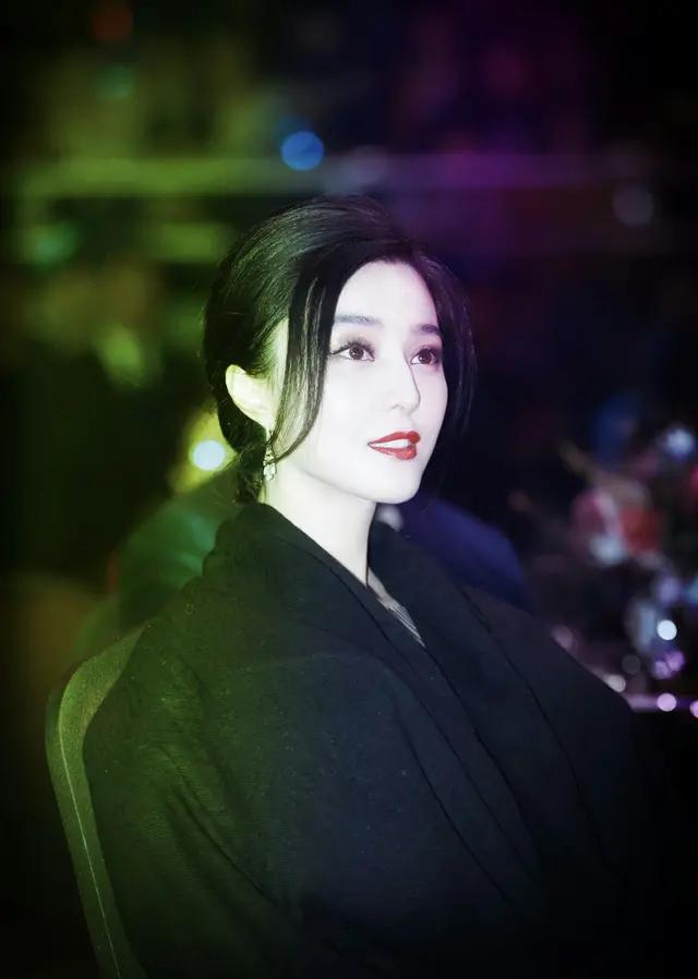 范冰冰新造型太亮眼！银灰色复古长裙配大波浪，丰腴身线一览无余